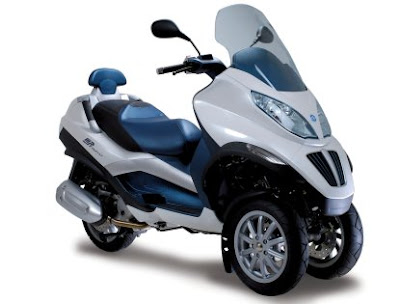 The Best Scooters: 2011 Bajaj Piaggio Scooter 3