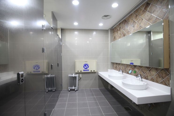 Restroom Revolution: Stainless steel design in the subway station