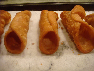 Delicious Dishings: Daring Bakers: Cannoli