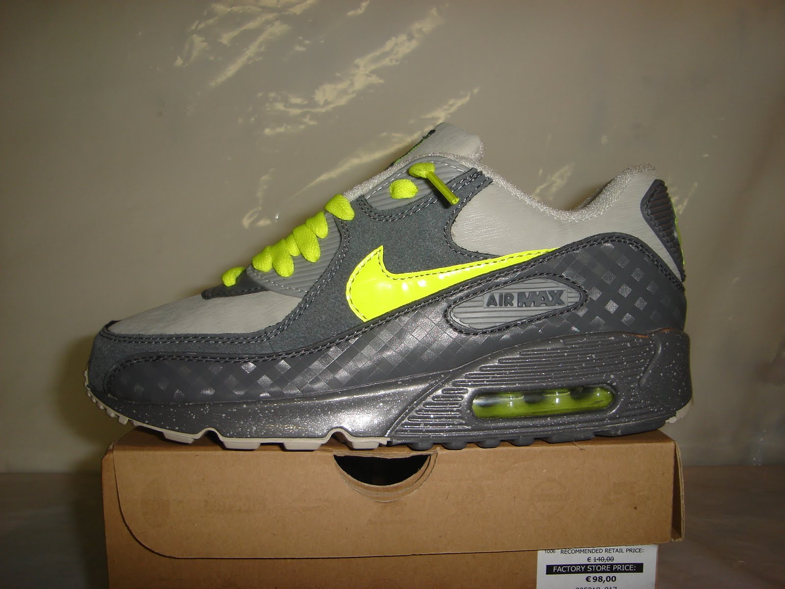 Destockage d'habit de marque à Liège: Basket air max 55€