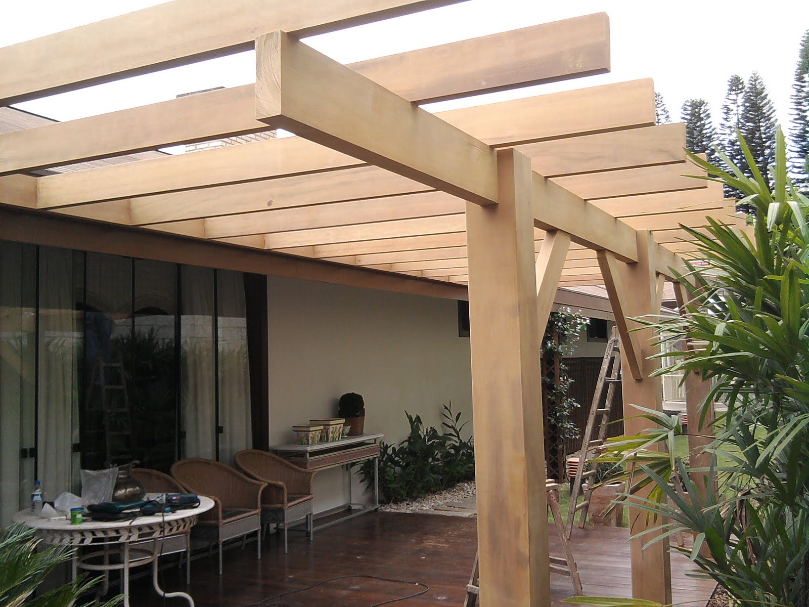 Rolf Trettin Carpintaria & Arte em Madeira: Pérgola sobre deck de madeira