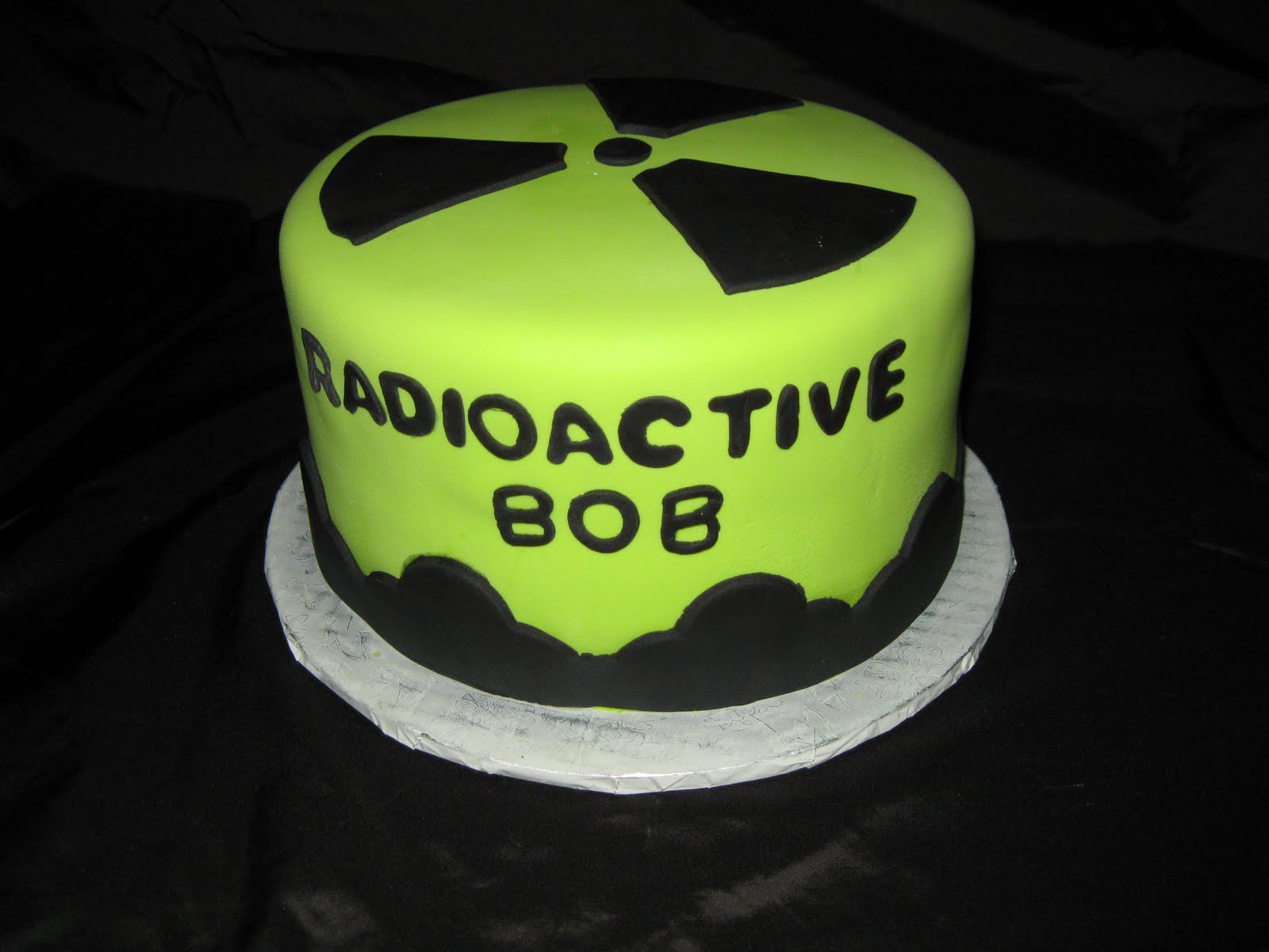 D's Cookie Jar & More: Radioactive symbol cake