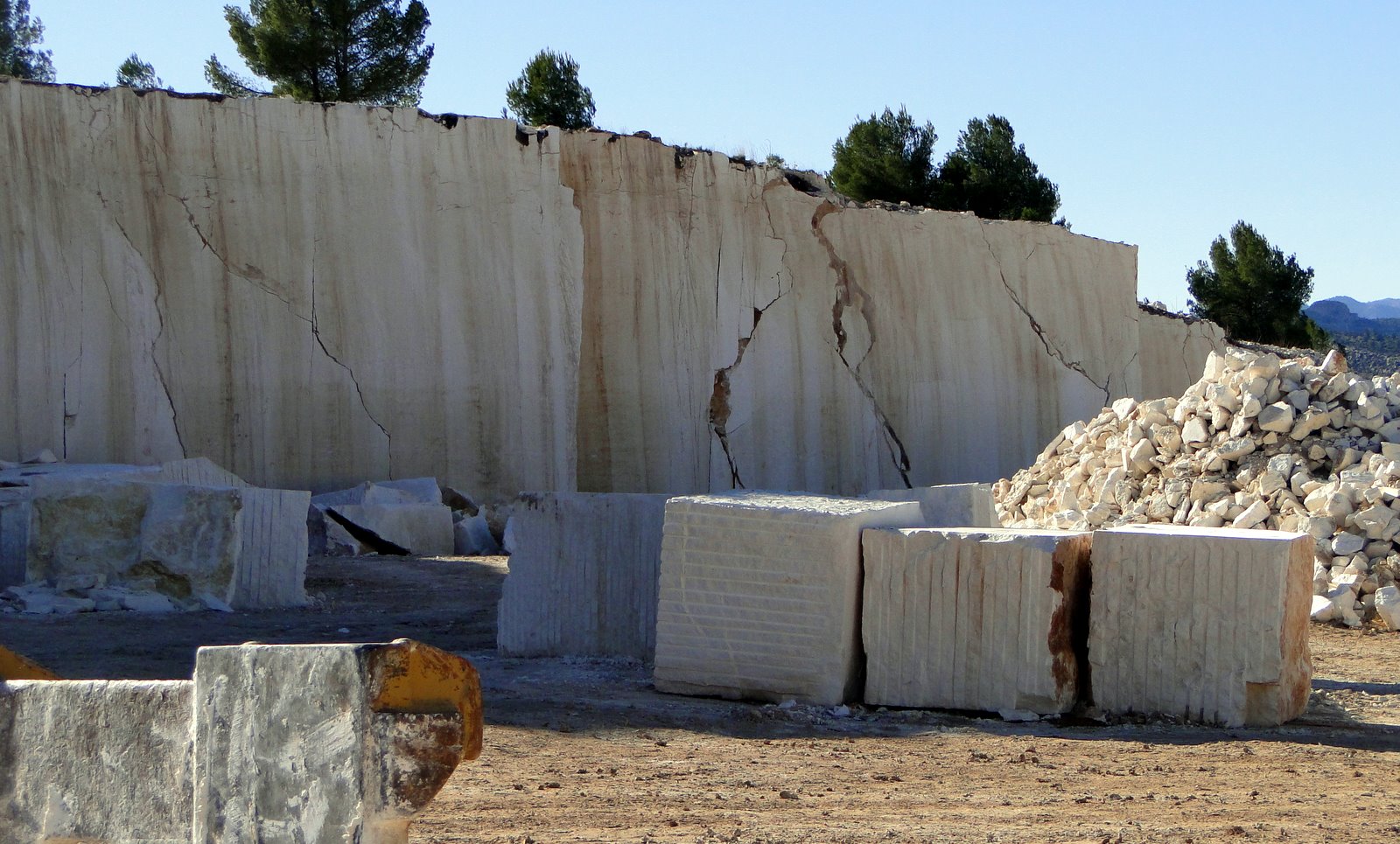 CALIZAS Y ARENISCAS: NUESTRA CANTERA DE CALIZA ALBA