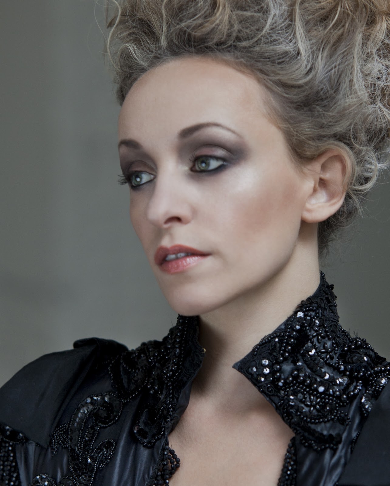 Tutankarbon: ANA SILVERA'S ROUNDHOUSE ORACLES