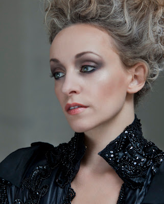 Tutankarbon: ANA SILVERA'S ROUNDHOUSE ORACLES