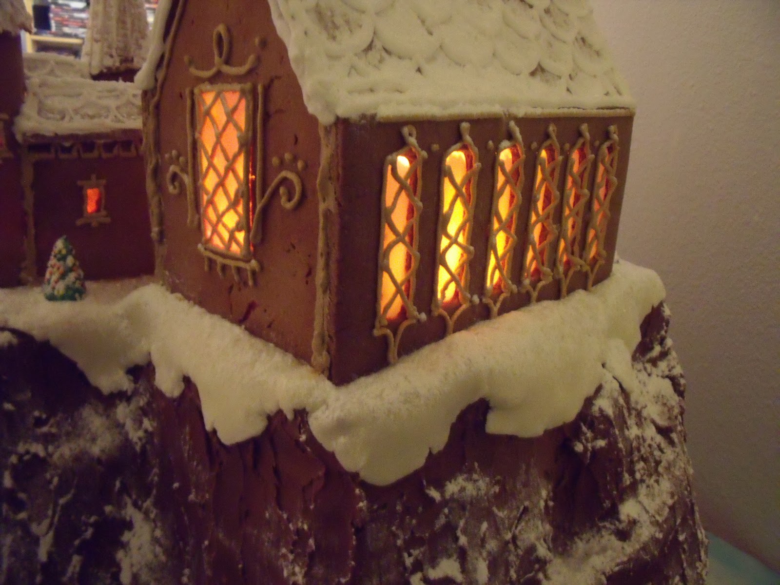 Caketecture: Hogwarts Gingerbread Castle