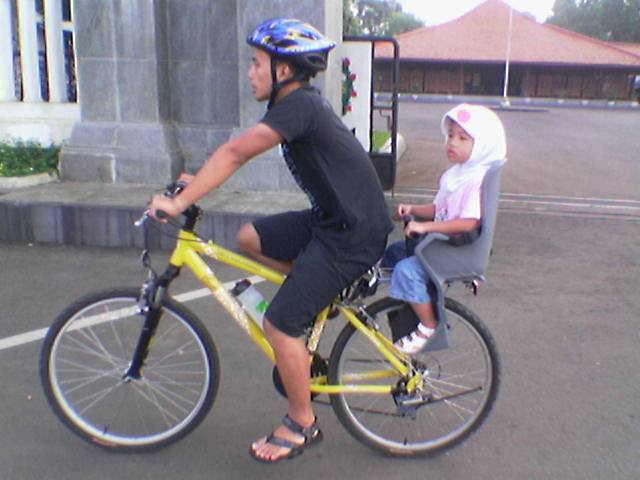 Bersepeda bersama keluarga dengan boncengan sepeda - blog thetrekkers.com