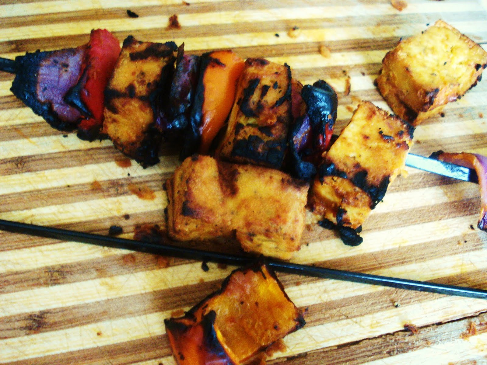Presque végé: Brochettes de tofu, sauce aux arachides