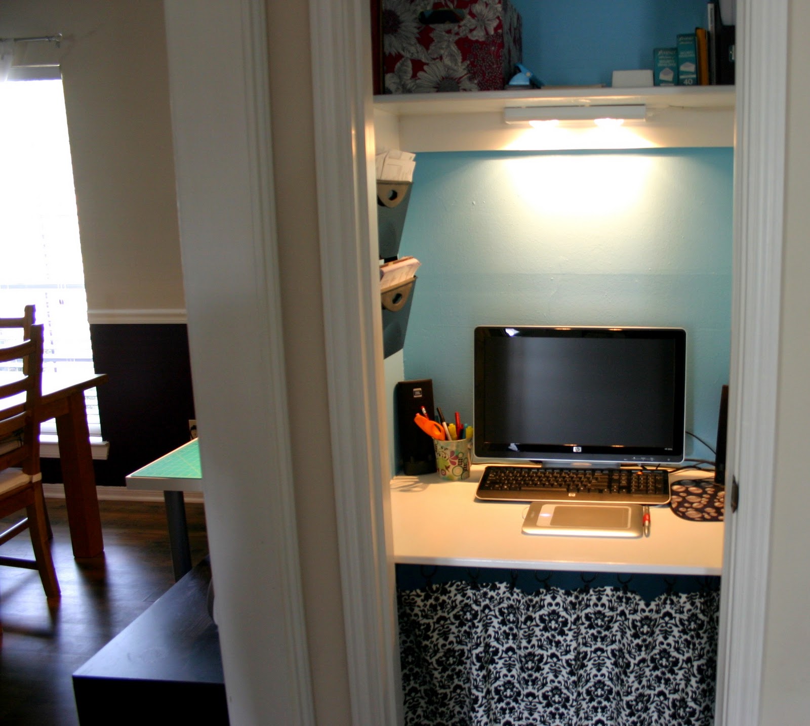 * Remodelaholic *: Computer Office In A Closet
