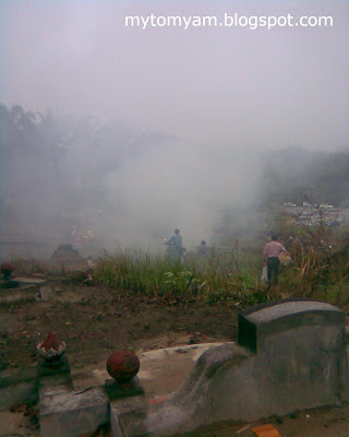Mai Tomyam: Chinese visit graves during Cheng Beng Festival