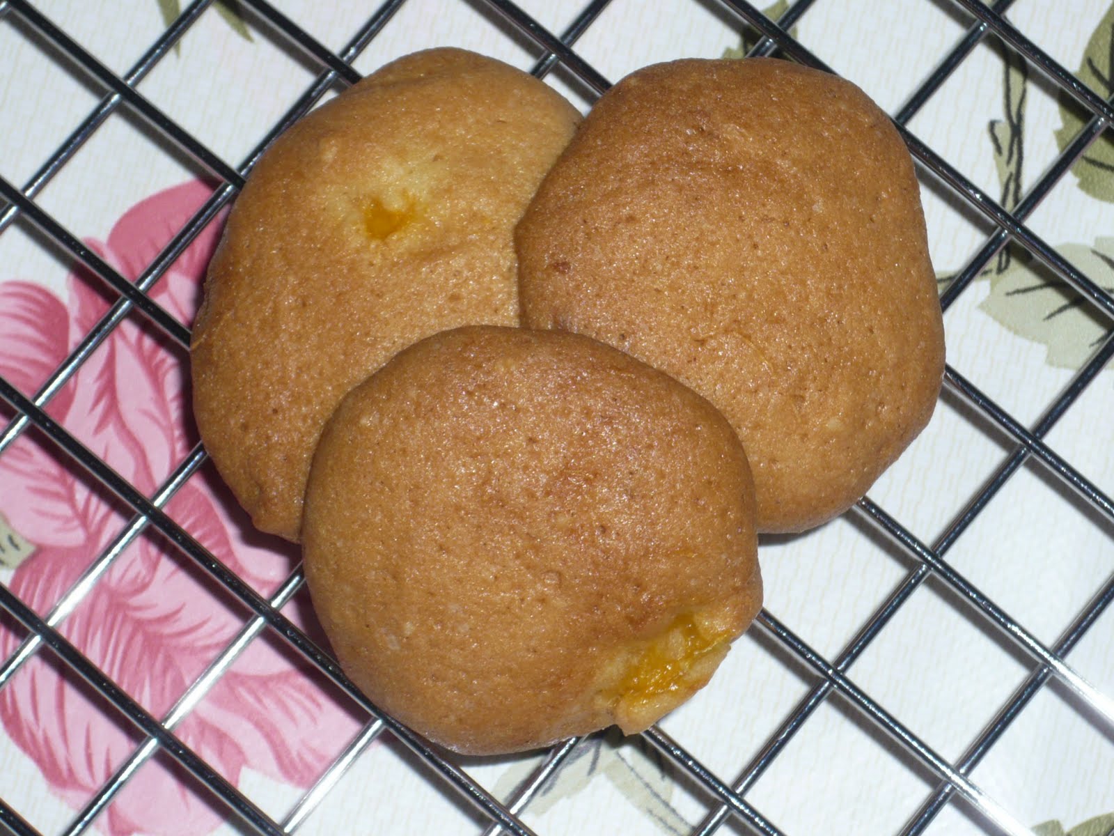EATING WITH PEBBLES: crunchy mango cookies