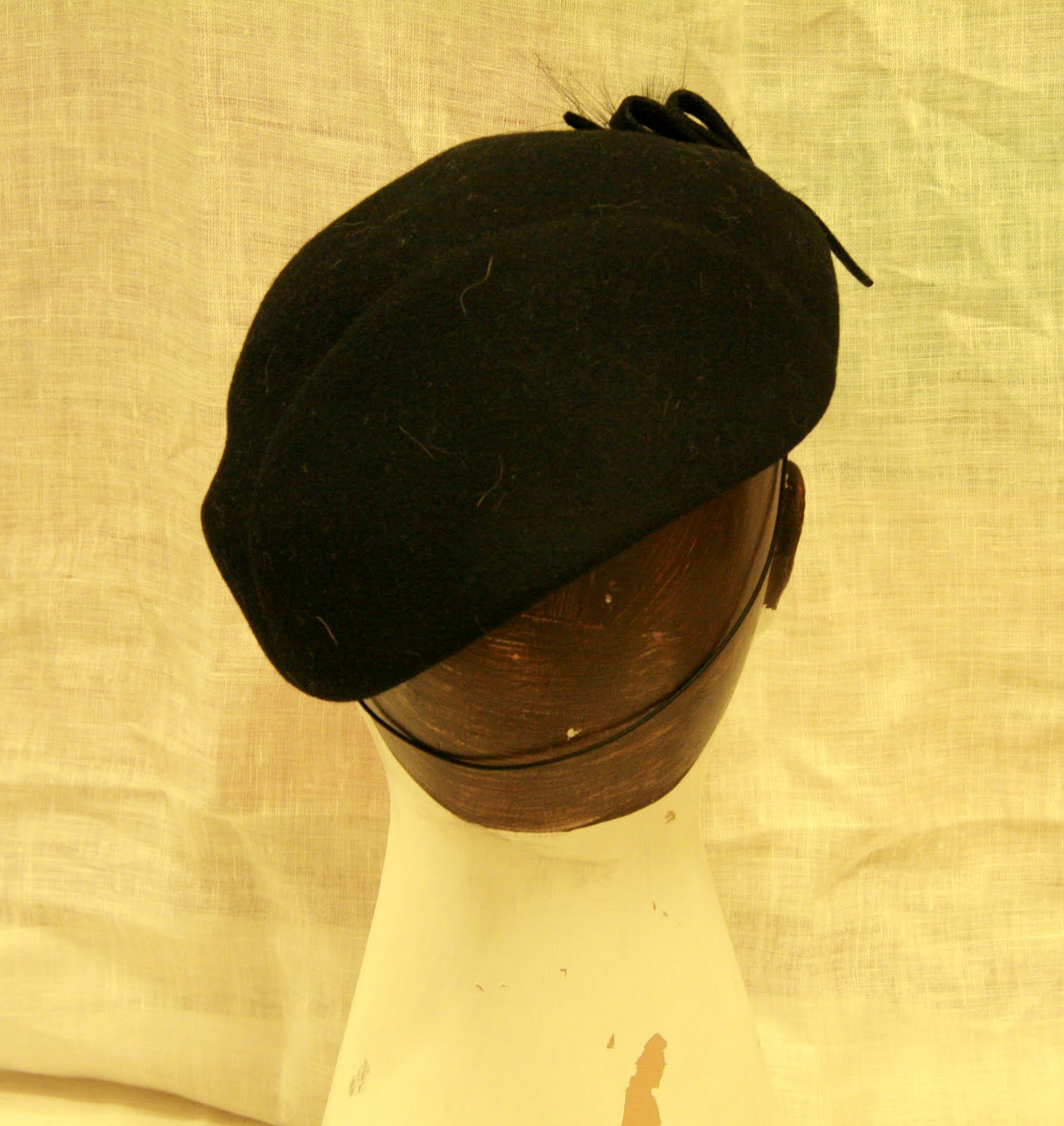 Colectia mea de palarii vechi: Vanduta: Basca neagra, decorata cu pana ...