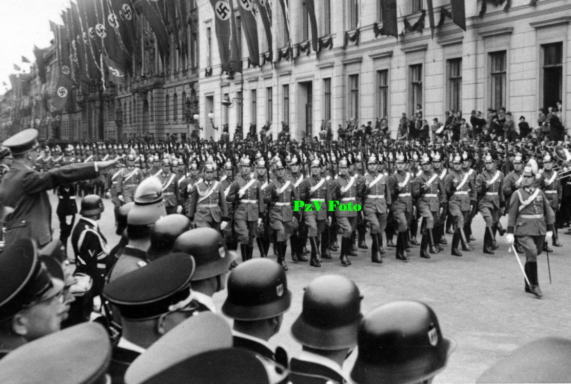 ADOLF HITLER BEST PICTURES: Adolf Hitler Pictures Watching Parades and ...