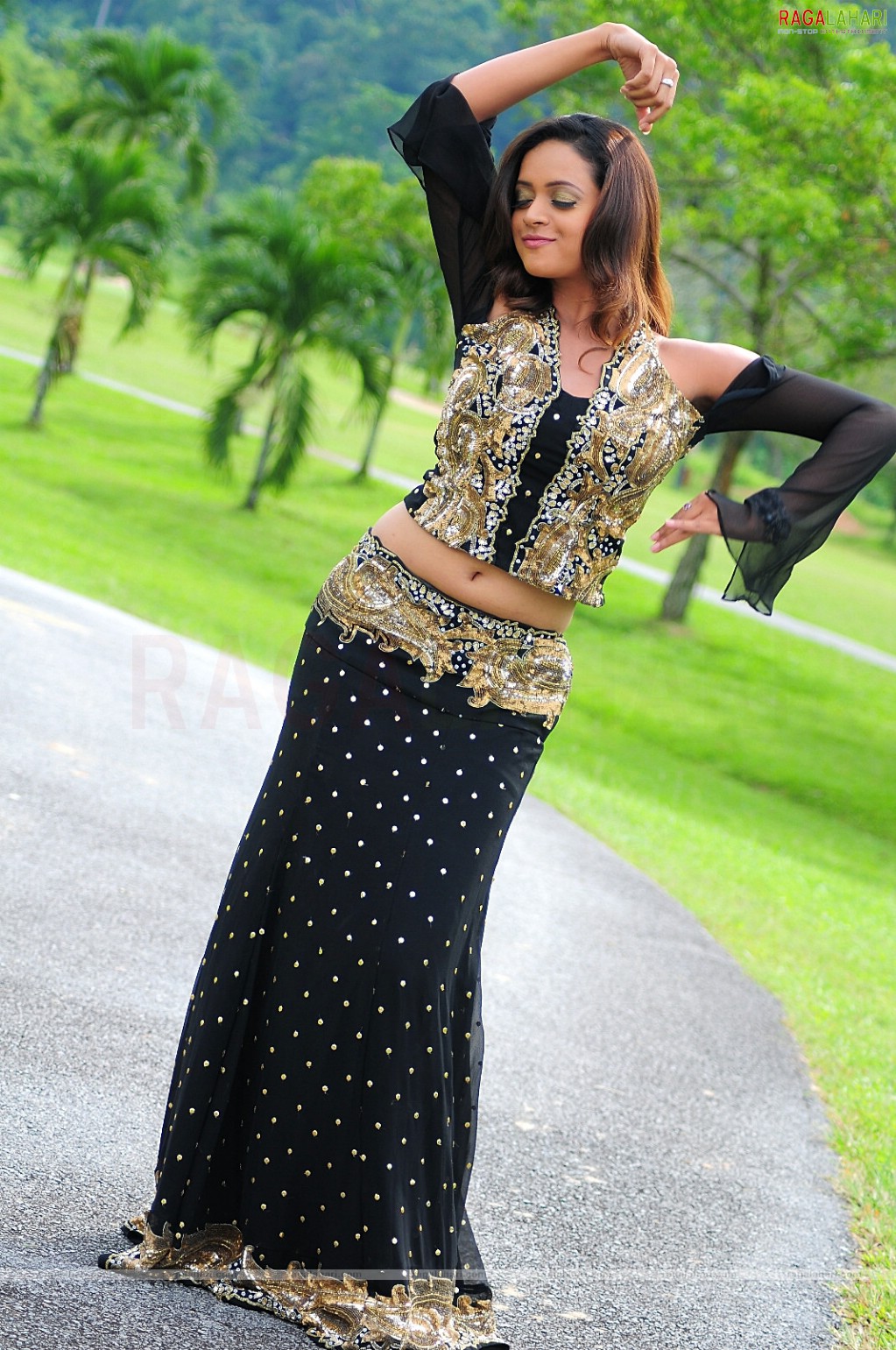 Kerala Kutty BHAVANA: Bhavana Navel with thoppul in Hero