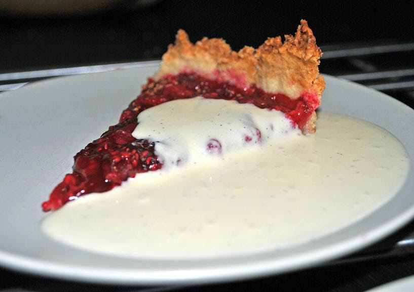 Hallon & Blåbär: Hallonpaj med vaniljsås