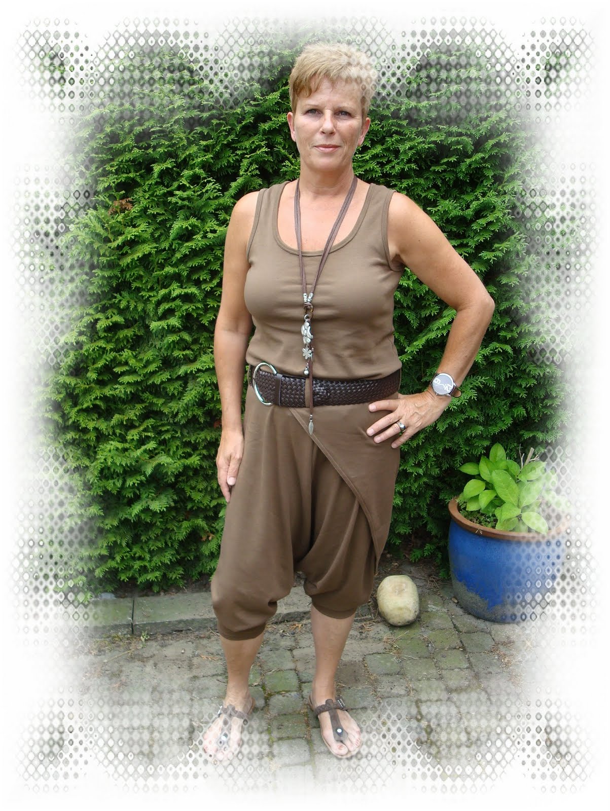 Zussies kleding.: Zouave broek uit de Burda met Ottobre top.