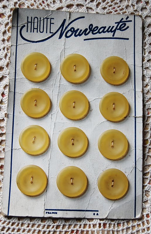 Lululiz in Vintageland: BUTTONS, BUTTONS, FRENCH BUTTONS ON CARD!