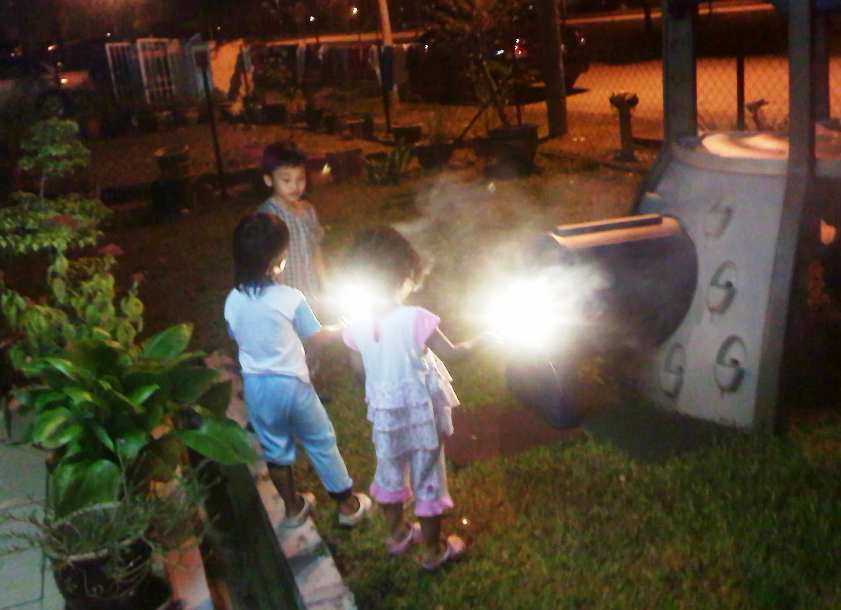 IZAN ~ SweetOmoide: Kemeriahan bermain Bunga Api ~ Malaysia vs Japan