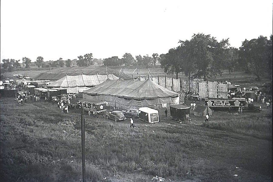 FRENCH CANCAN: World is a circus parade