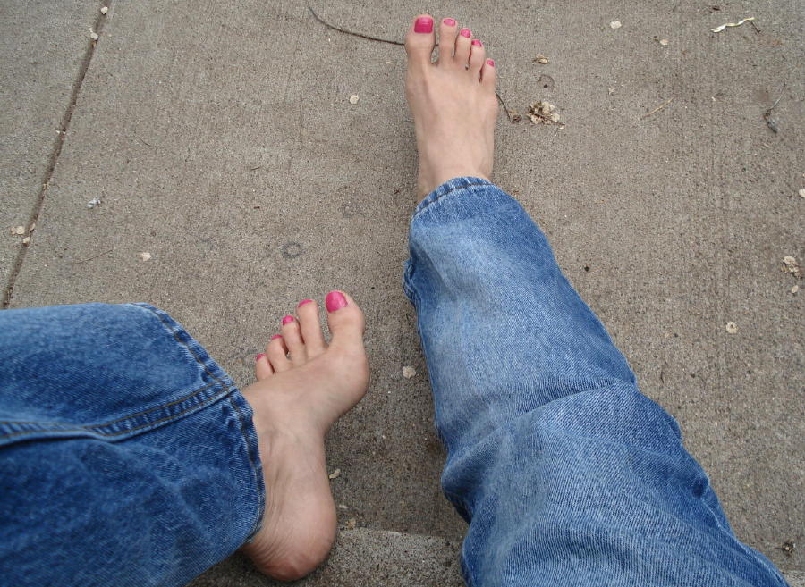Barefoot Angie Bee: rockin the punk pinks, flaming hoops and bubble toes.