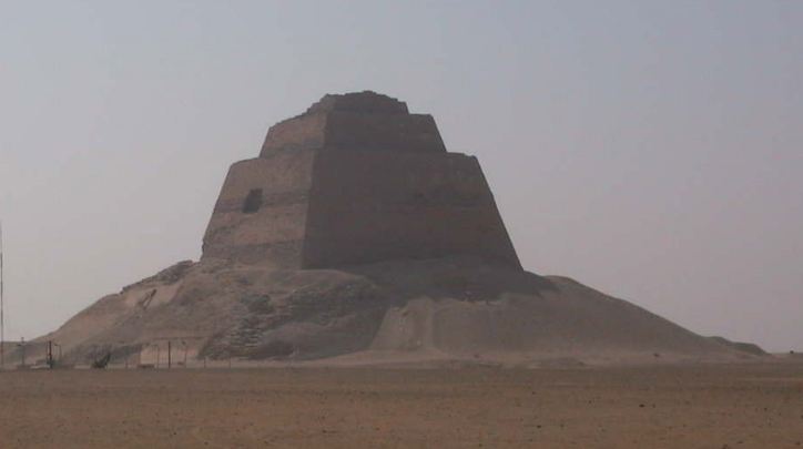 Pyramidales: "Il est plus naturel de supposer que les murs des ...