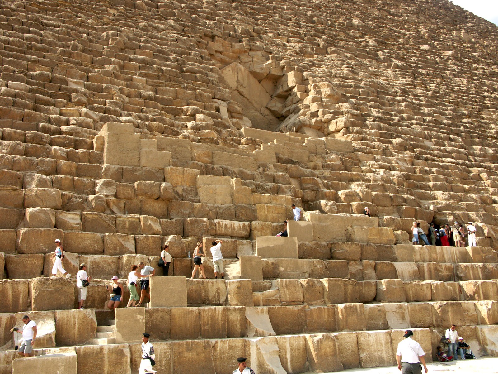Pyramidales: La construction en pierre, caractéristique de l ...