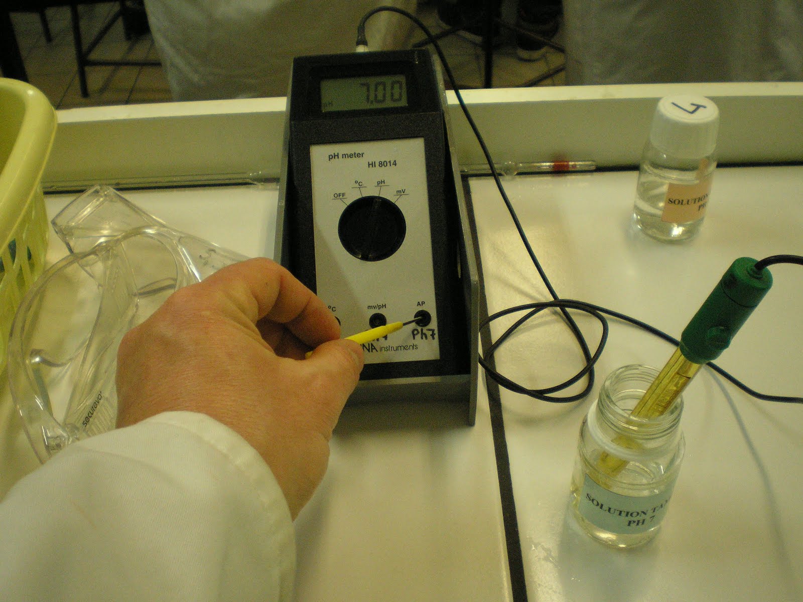 TP de Terminale S: TP de Chimie 5 : Etude pHmétrique de l'avancement ...