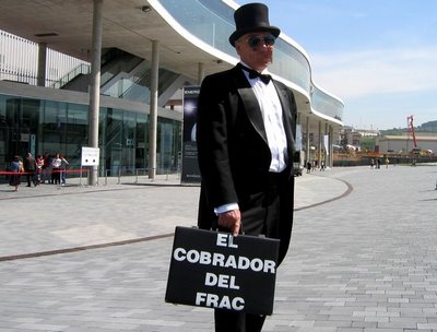 Macroscopio: Cavaco: "cobrador do fraque" em Angola