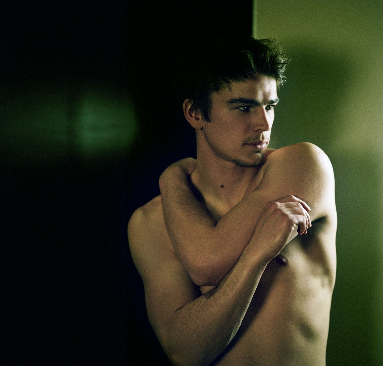 MALE CELEBRITIES: Josh Hartnett shirtless in Flaunt Magazine