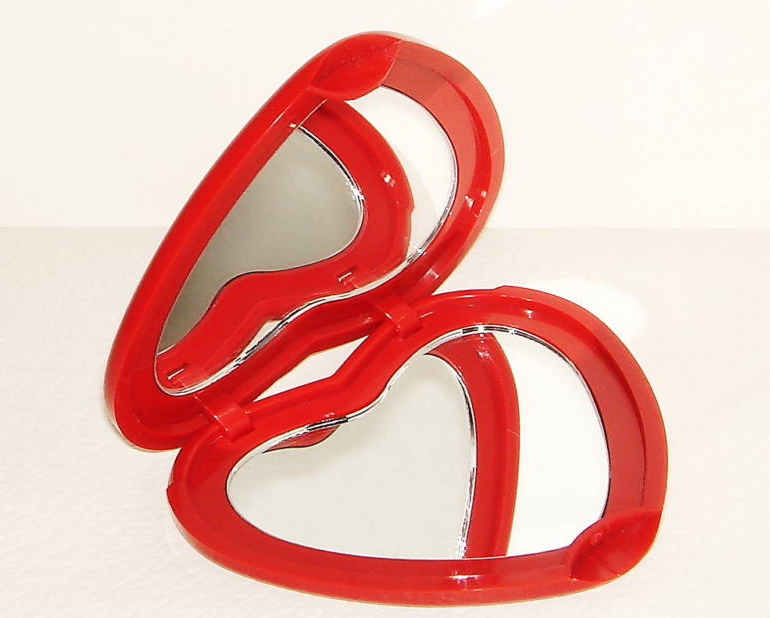 BOXING DAY- A smashing stop to shop!: MARC JACOBS Red Heart Compact ...