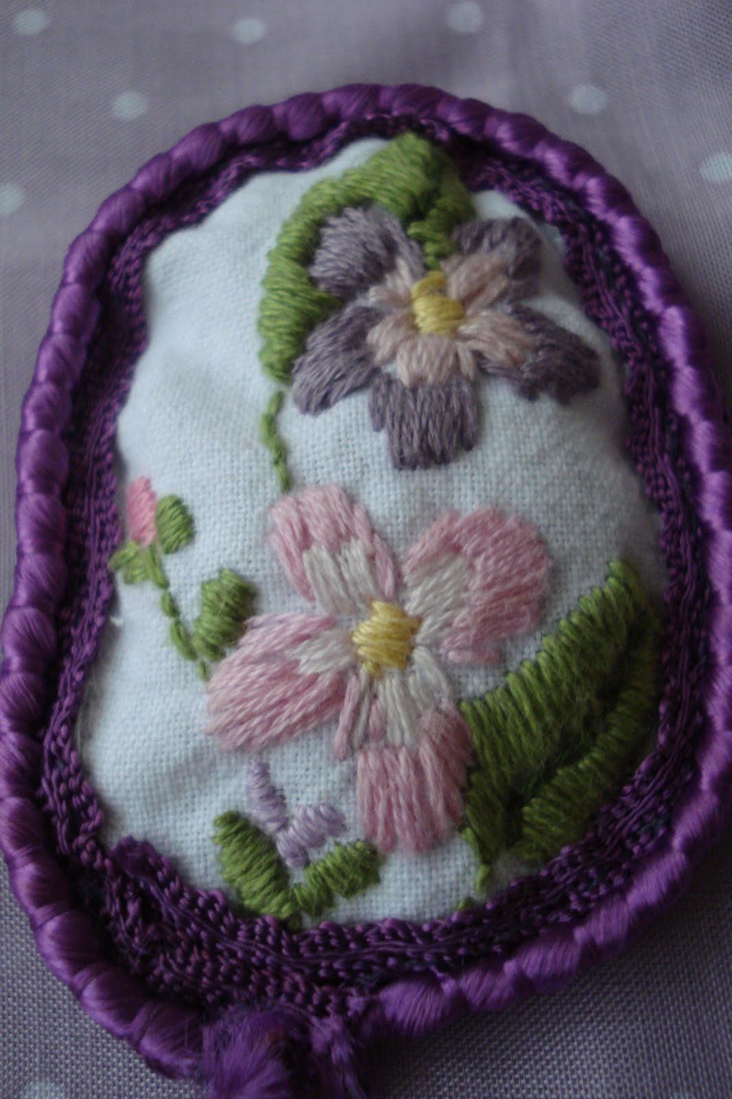 Little Treasures: Fabric embroidered brooches