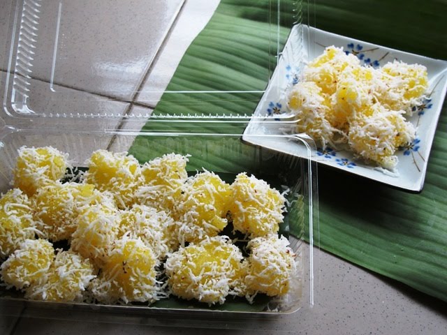 CAKES, COOKIES AND COOKING: Steamed Tapioca Dessert With Grated Coconut