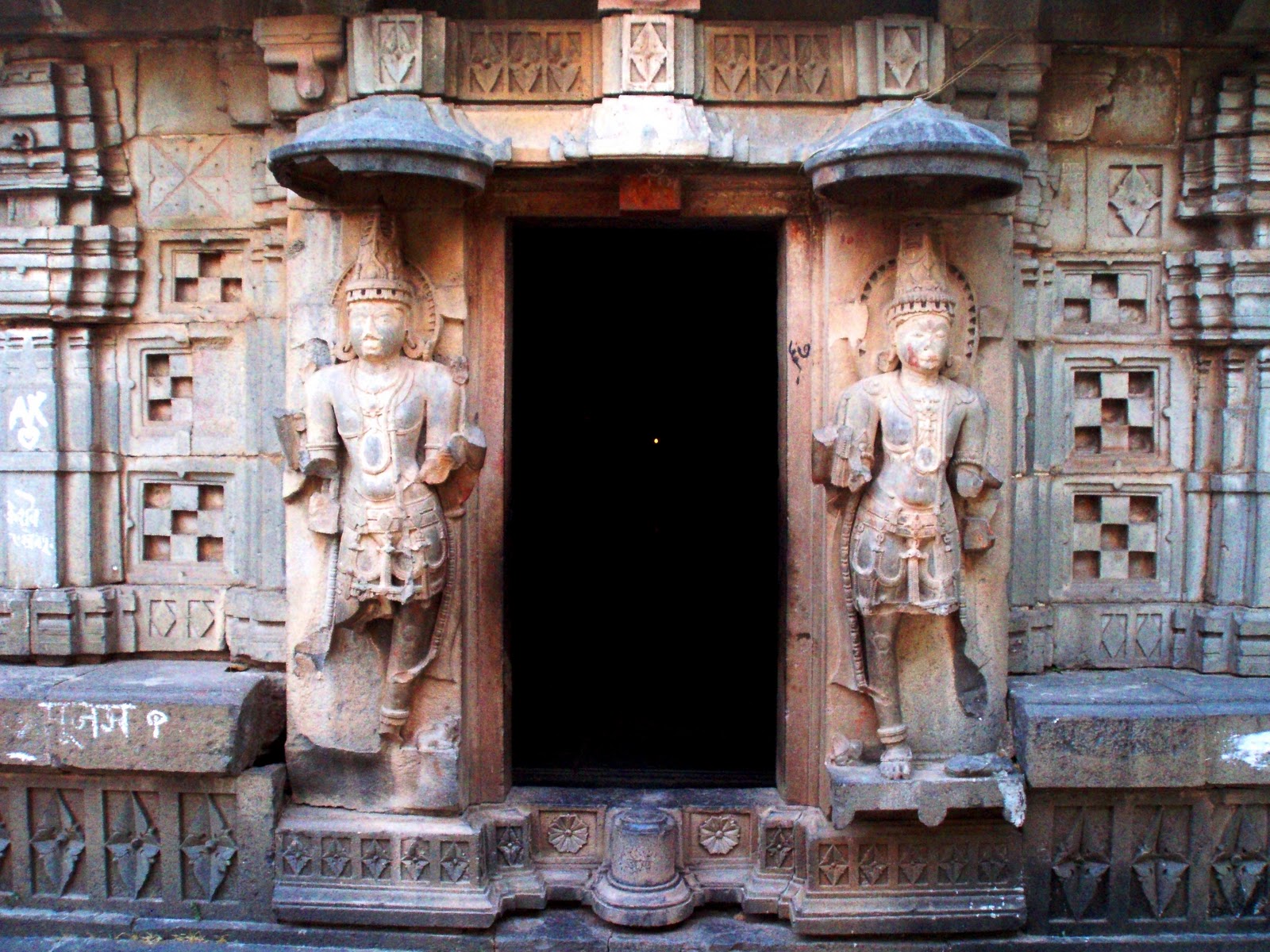 Travelogue Unlimited: Pandeshwar Temple: A Photo Feature