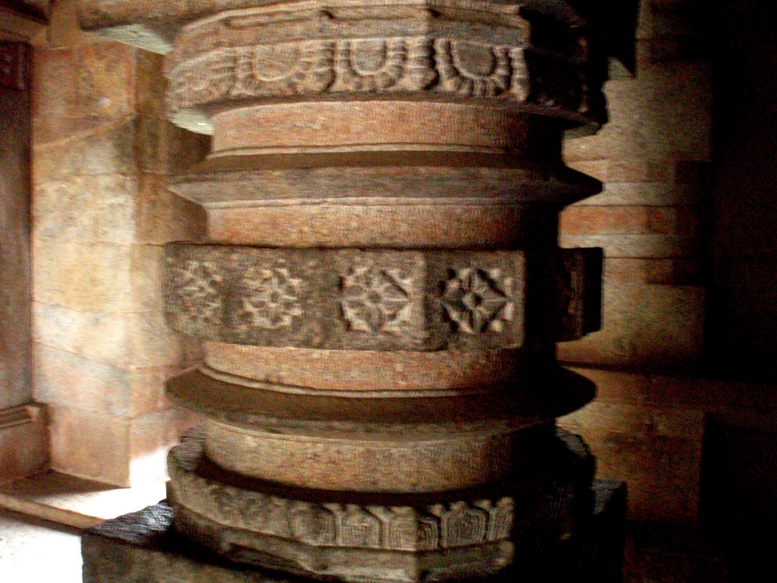 Travelogue Unlimited: Bhoo Varaha Laxmi Narsinha Temple ,Halasi : A ...