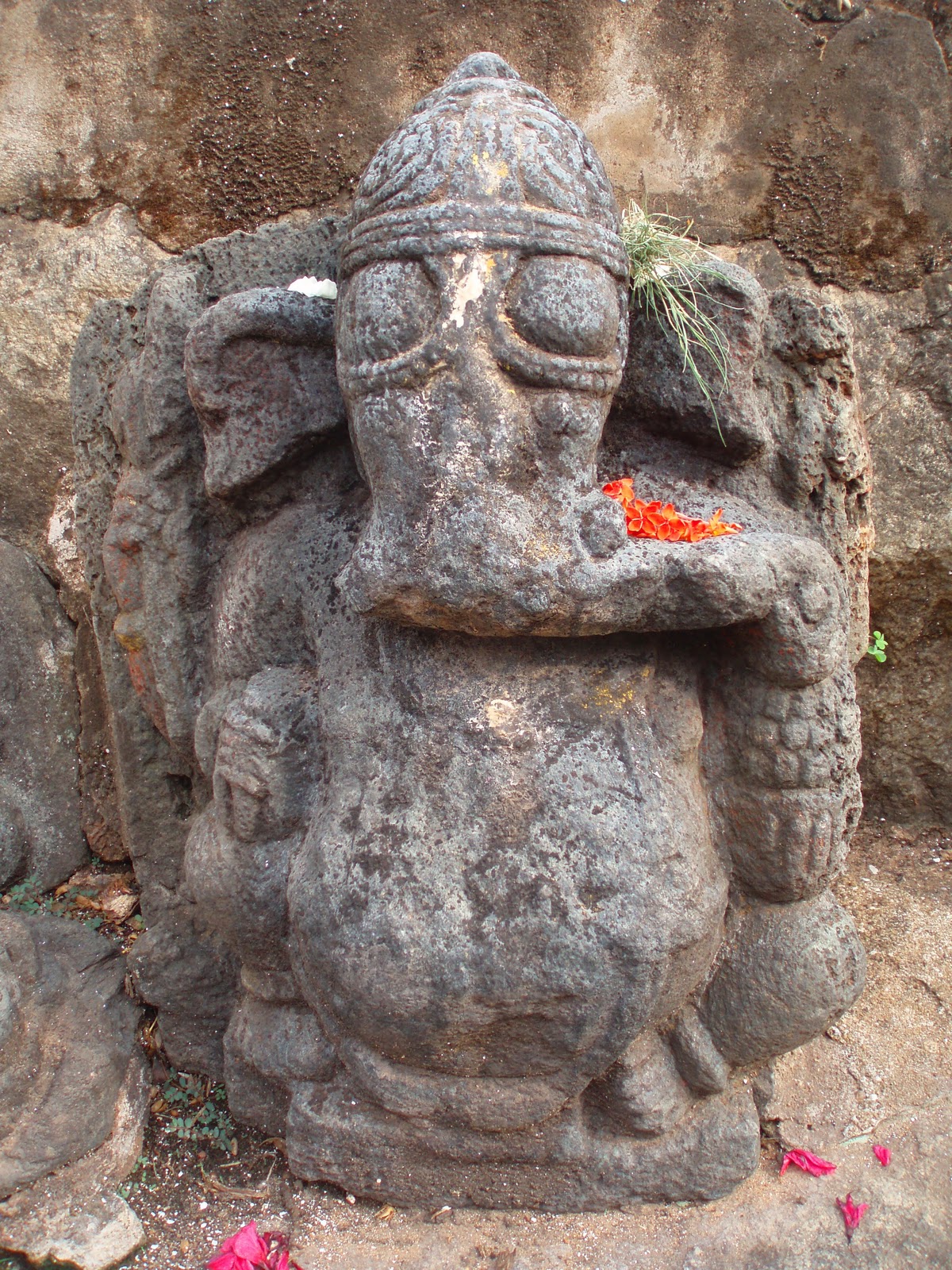 Travelogue Unlimited: Bhoo Varaha Laxmi Narsinha Temple ,Halasi : A ...