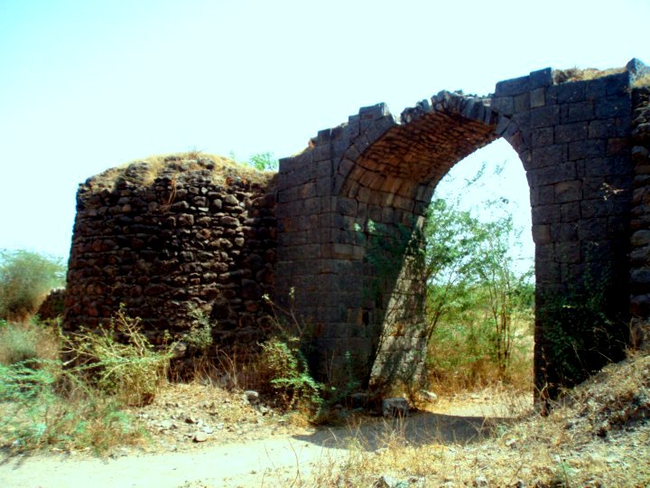 Travelogue Unlimited: Temples of Bahadurgad Fort : A Photo Feature
