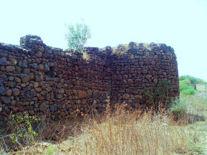 Travelogue Unlimited: Temples of Bahadurgad Fort : A Photo Feature