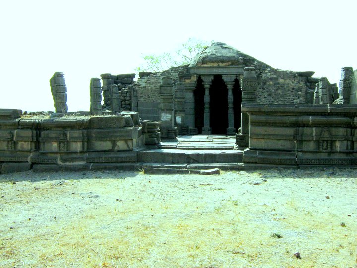 Travelogue Unlimited: Temples of Bahadurgad Fort : A Photo Feature