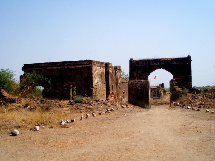 Travelogue Unlimited: Temples of Bahadurgad Fort : A Photo Feature