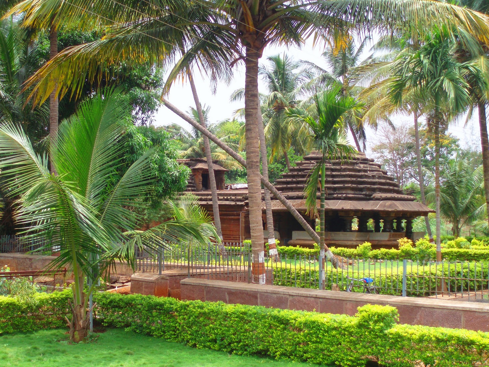 Travelogue Unlimited: Kamal Basadi and Belgaum Fort : A Photo Feature