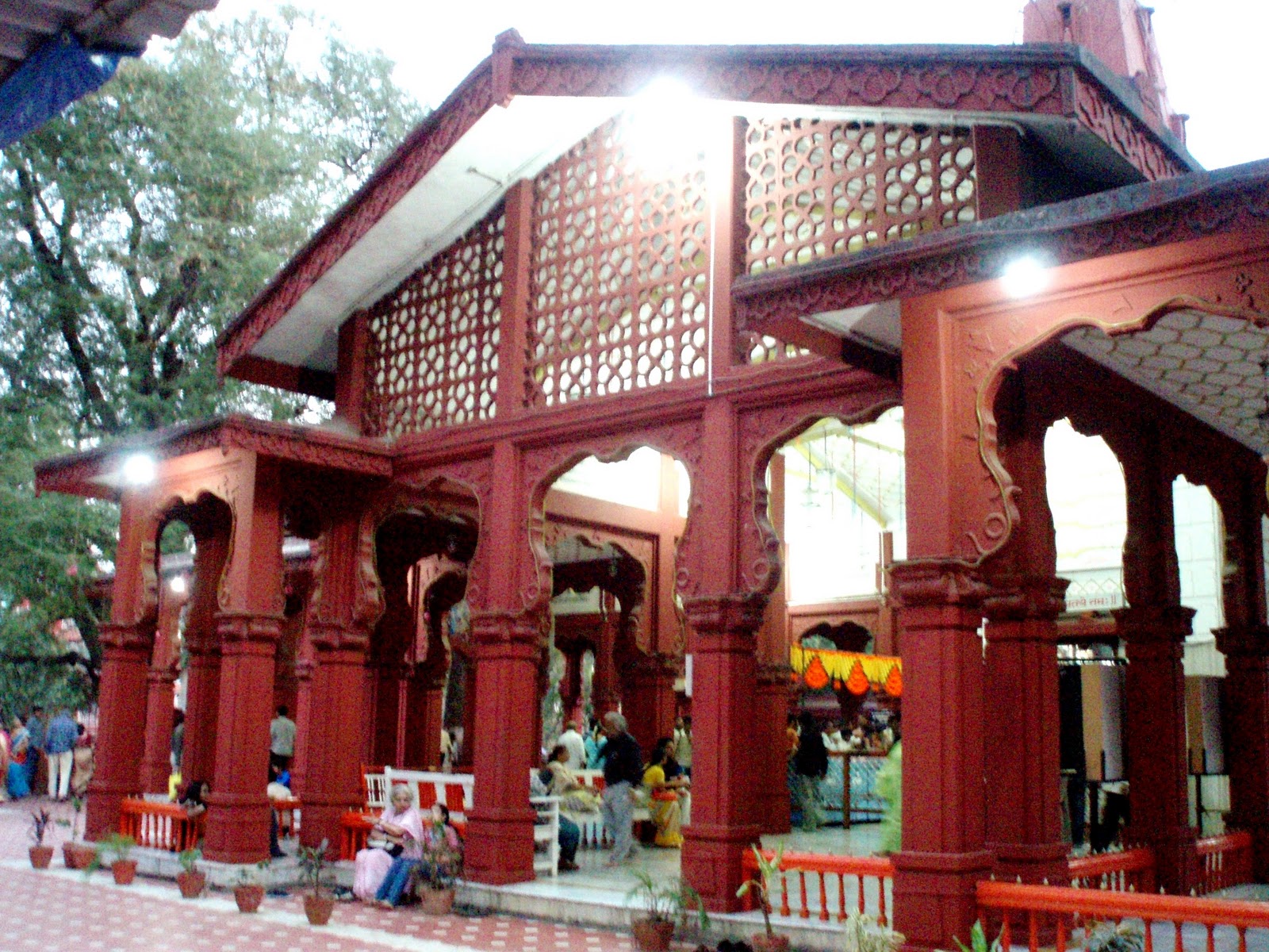 Travelogue Unlimited: Saras Baug Ganpati Temple: A Photo Feature