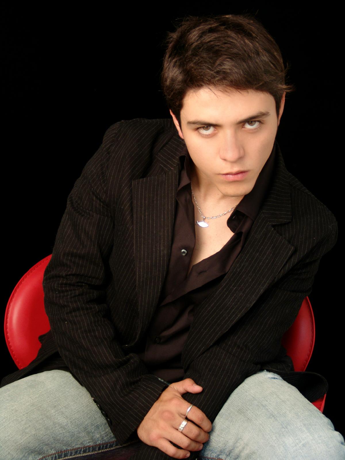 Looking For Paradise: Alan Fernando