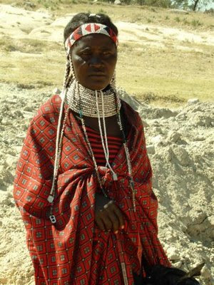 tribos: (vendedora de tecidos) São lindos os tecidos dos "panos" usados ...