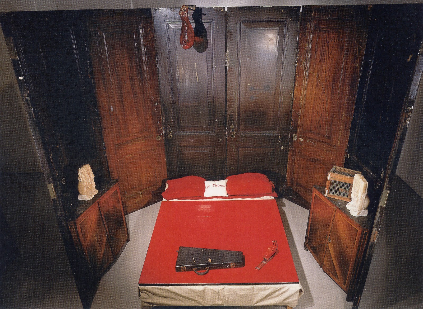 le rouge et le noir: Louise Bourgeois-Red Room (parents)
