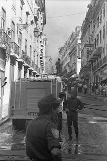 Chiado: O dia em que Lisboa chorou!: FOTOS - Incêndio do Chiado - 25 ...