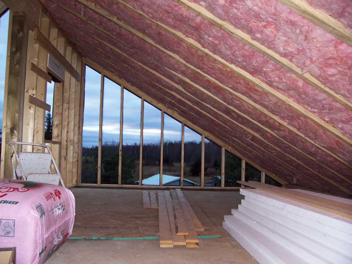 Garlandstrawbalehouse: Insulating the roof - Das Dach isolieren