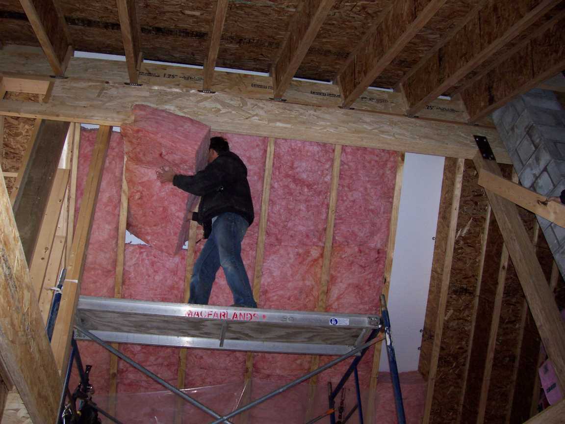 Garlandstrawbalehouse: Insulating the roof - Das Dach isolieren