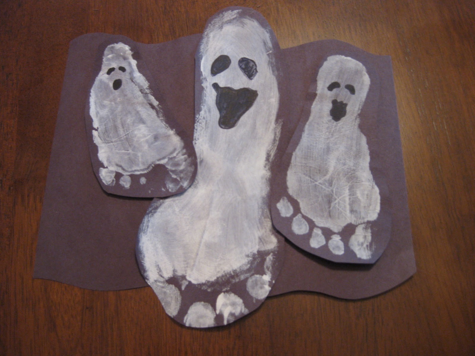 Footprint Ghosts - Mom Endeavors