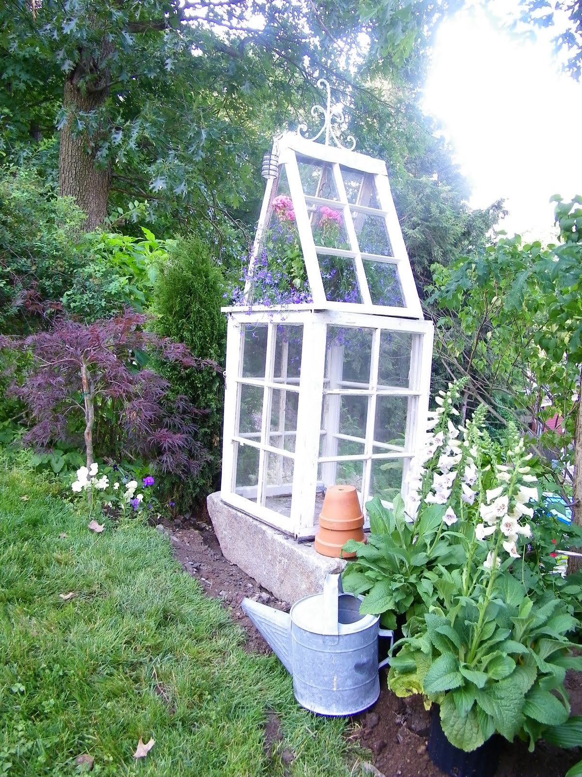 Maison Decor: A petite garden conservatory made out of old windows