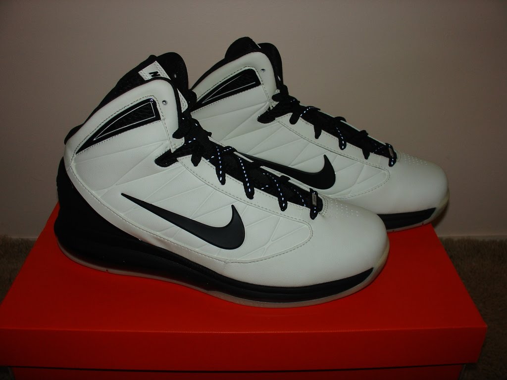 ric on the go: Glow in the dark Nike Max Hyperize NFW